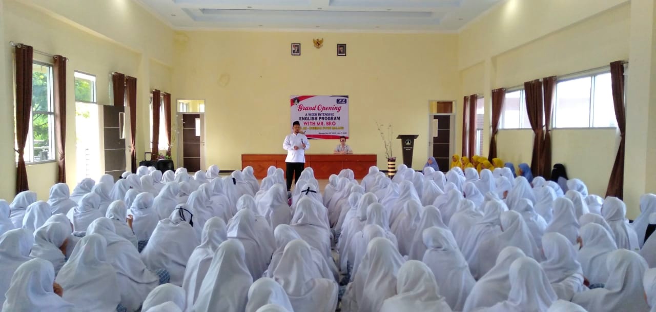 SMA Ar-Rohmah Putri Gelar A Week Intensive English Program - VOA-ISLAM.COM