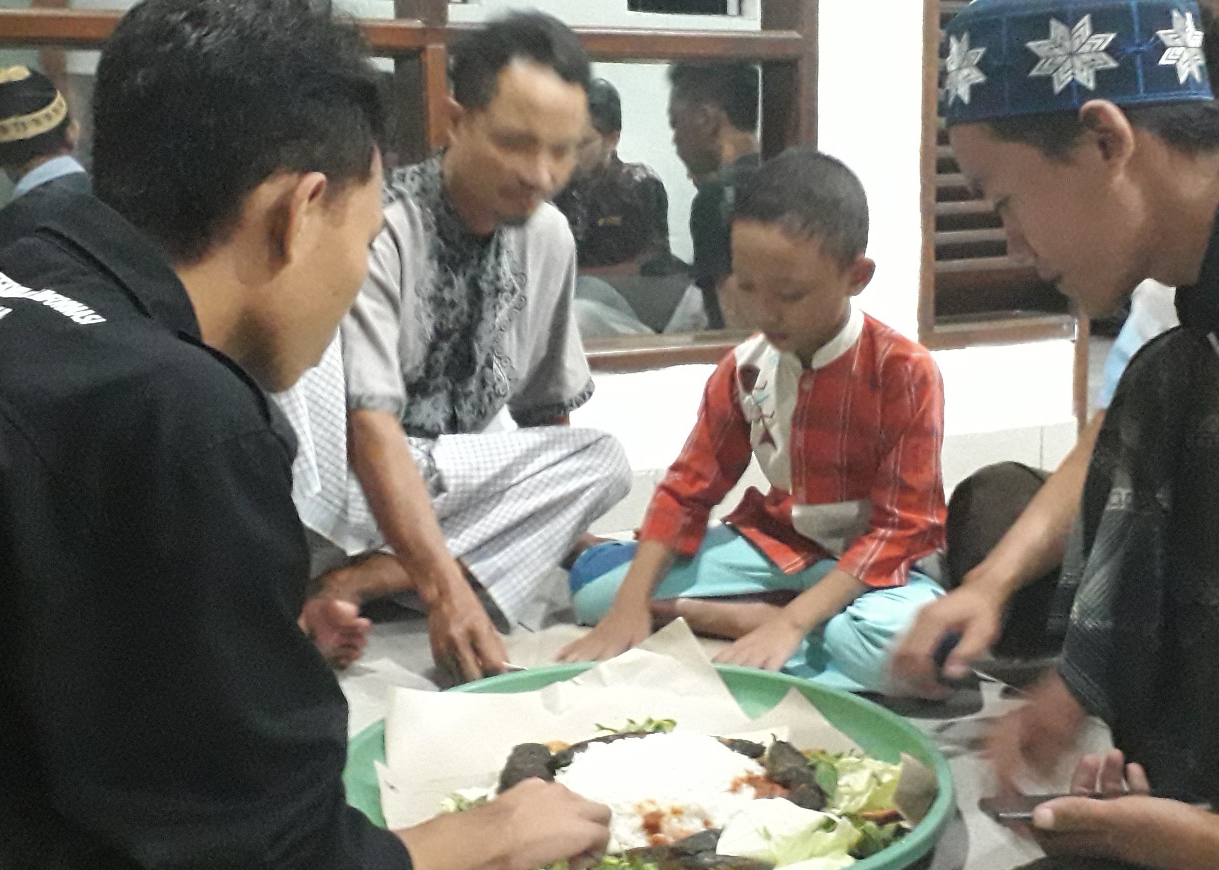 Tradisi Megibung Buka Puasa Kuatkan Ukhuwah Antar Jamaah di Jimbaran ...