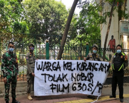 Satpol PP Tertibkan Sejumlah Spanduk Tolak Nobar G30S/PKI di Jakpus ...